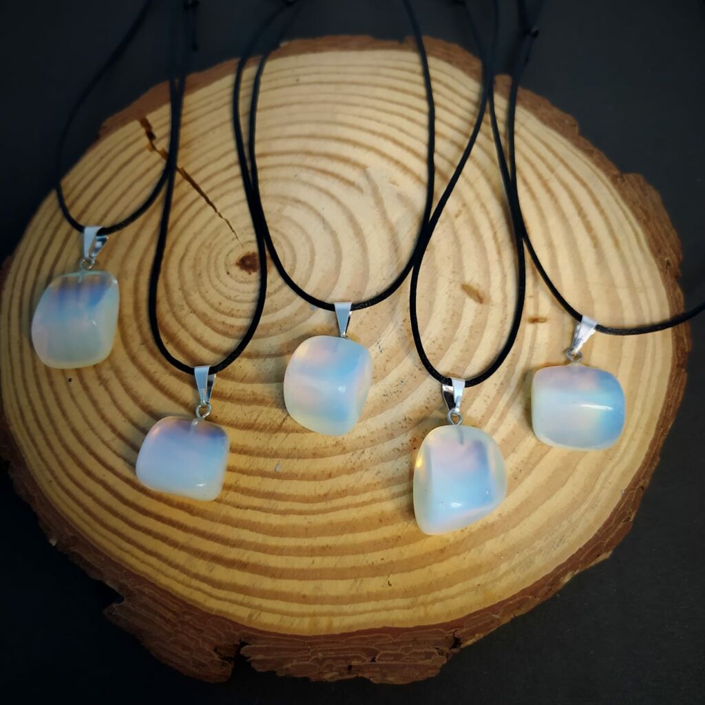 COLAR DE PEDRA DA LUA OPALINA – SAÚDE E PODER – SINTÉTICA – Casa Fé